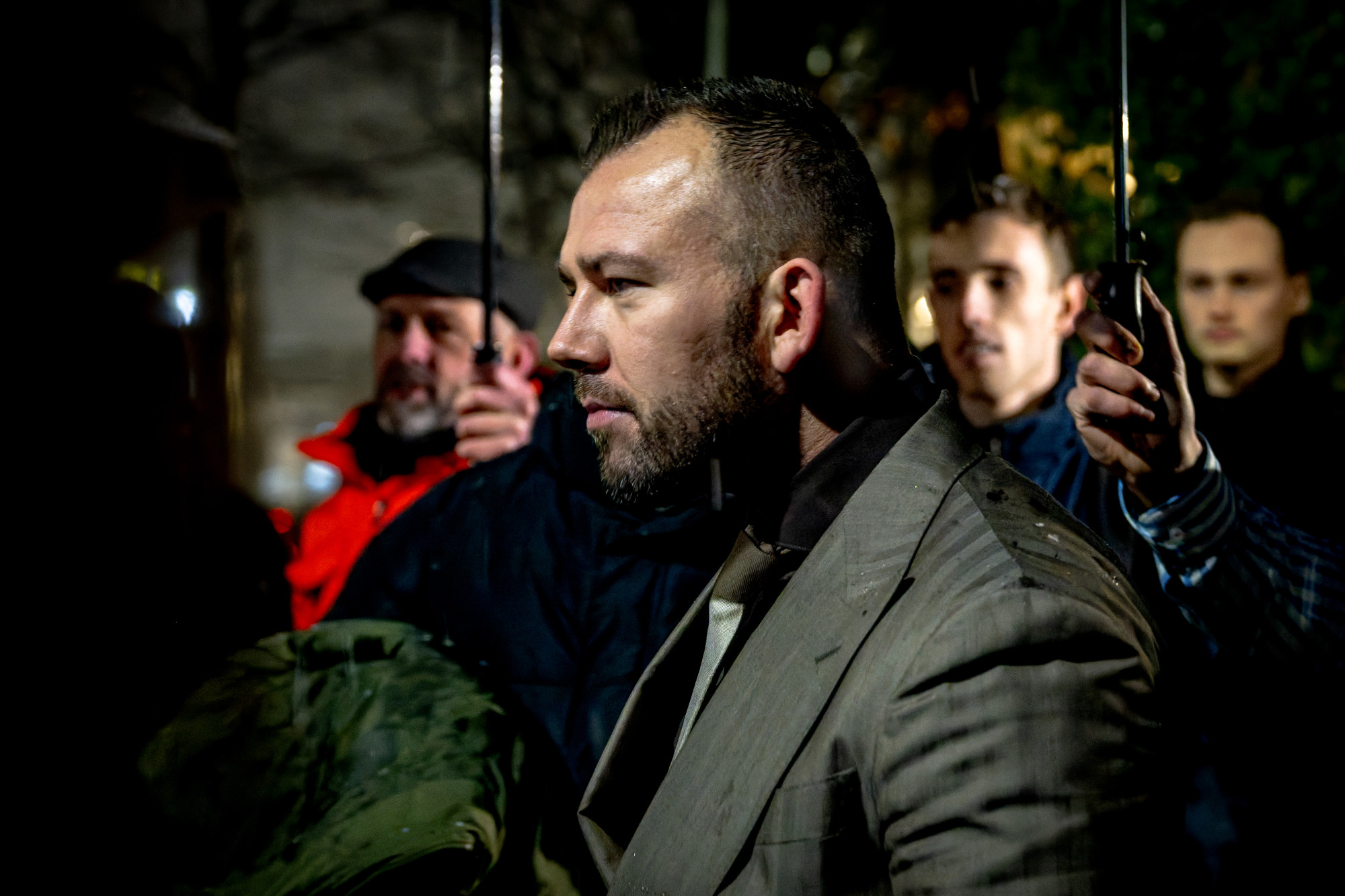 Ophef rond omstreden gebedsgenezer, wie is Tom de Wal?