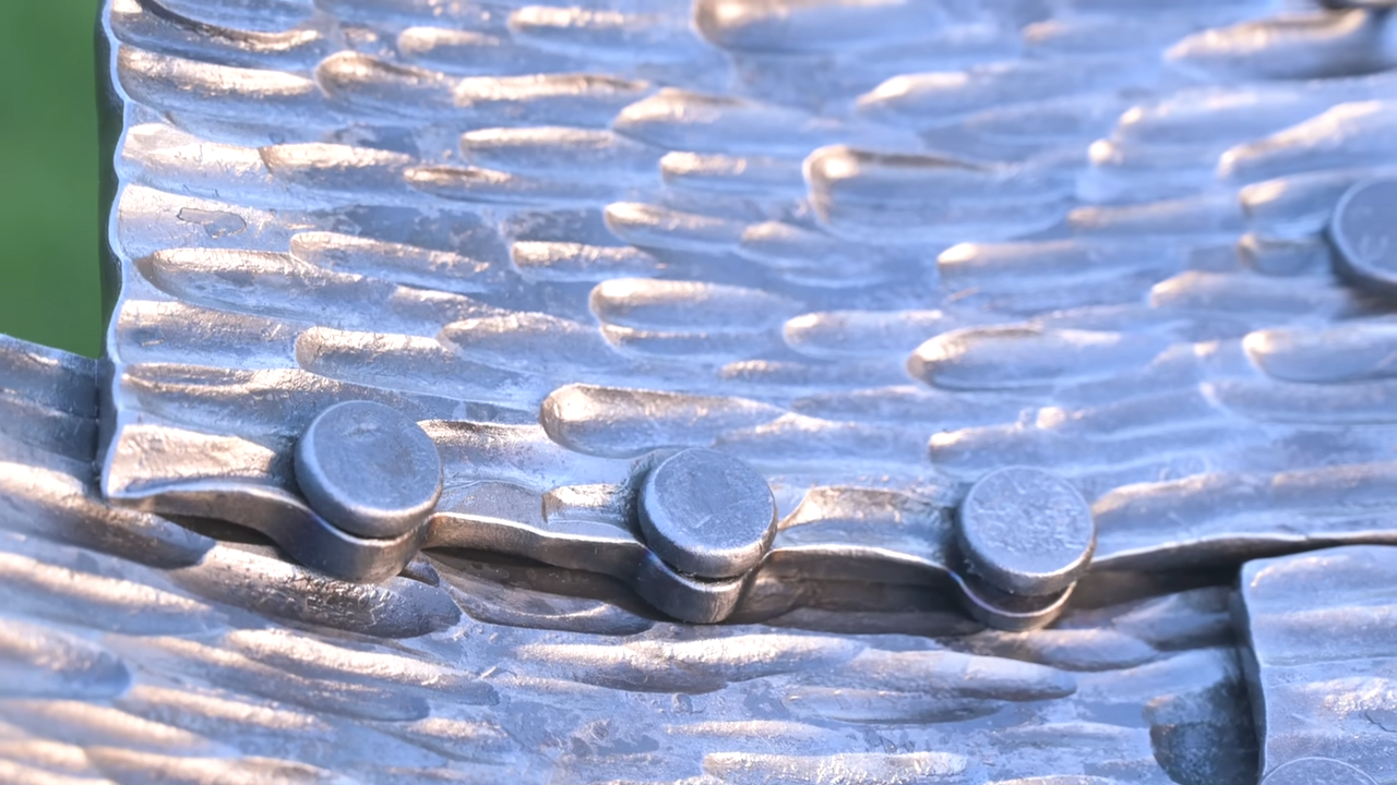 How a simple steel bar becomes a forged art dish