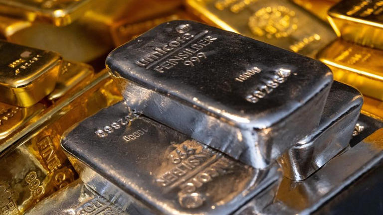 Gold and silver surge will hit record highs amid Fed Chair Powell ...