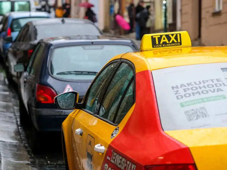Praha chce zakázat taxi se spalovacími motory. Od roku 2030 zde mají ...