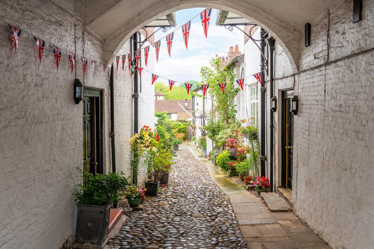 Charming town with pubs and indie shops less than 1 hour's drive from ...