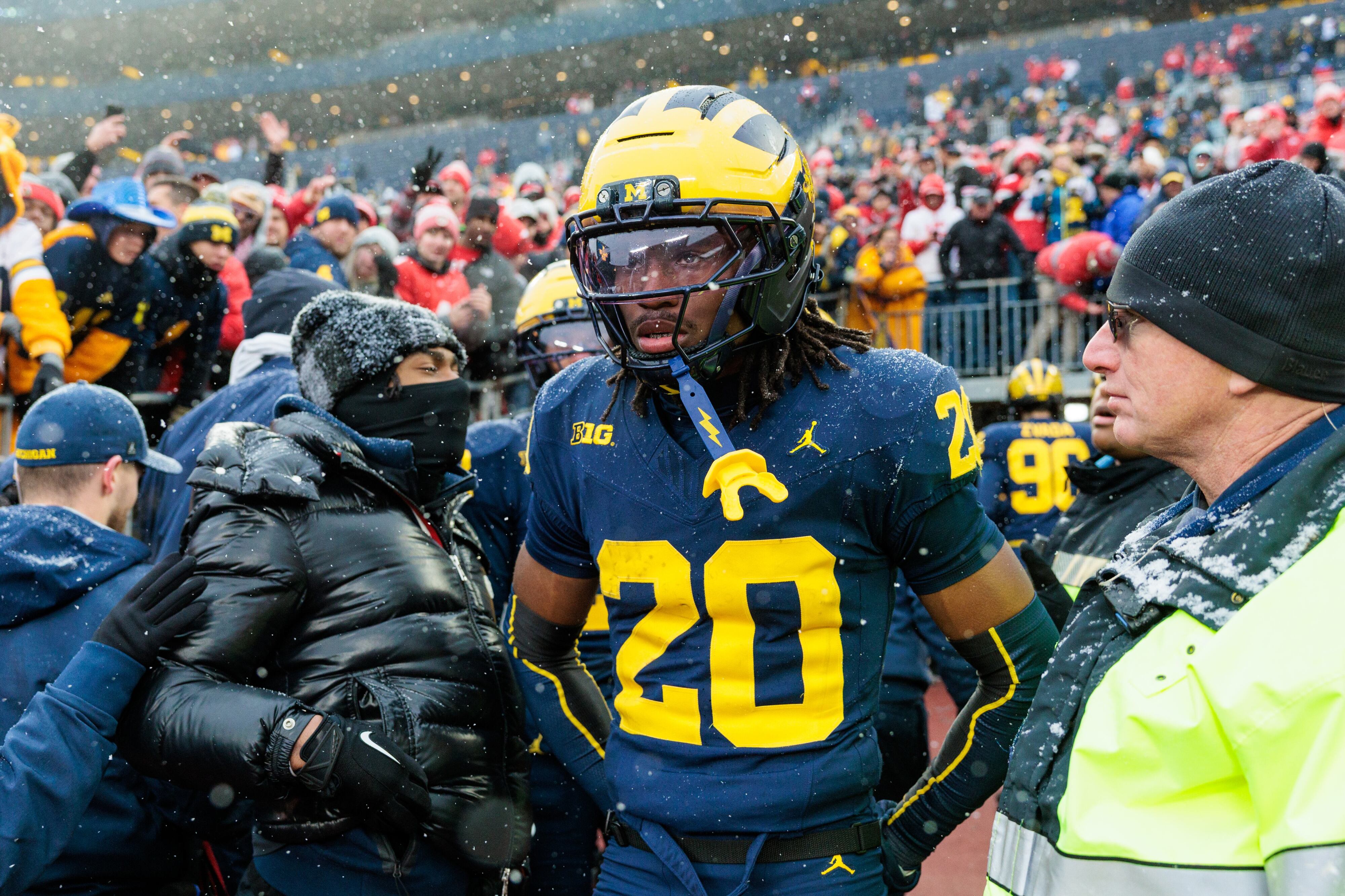 Michigan football’s No. 1 cornerback signals return for 2026