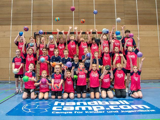 30 Kinder erleben drei Tage Handballspaß beim ersten Hummel-Camp