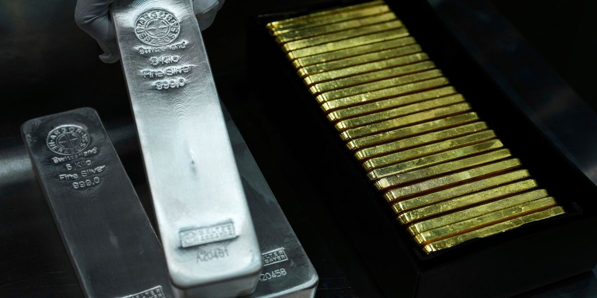 Guld och silver rusar till rekord – hot mot Fed skakar marknaden