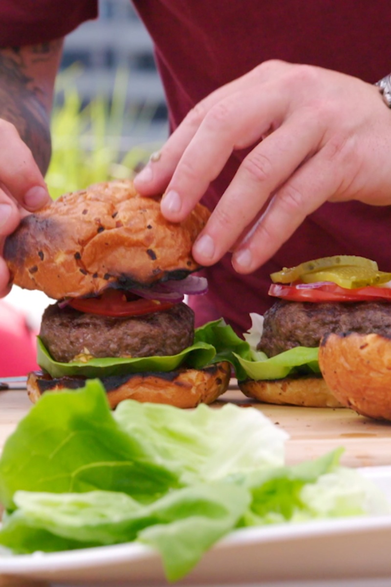 Hamburguesas clásicas con ketchup casero y queso azul