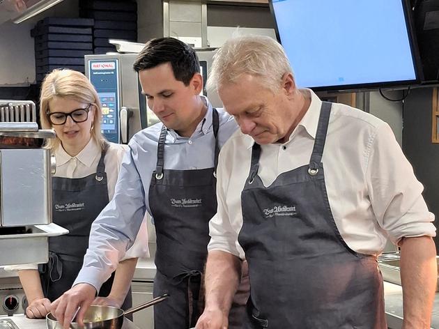 Bundeslandwirtschaftsminister Rainer packt in Türkenfelder Gasthaus mit an
