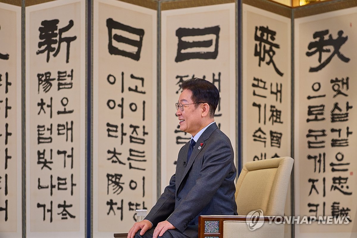 NHKのインタビューに応じる李大統領