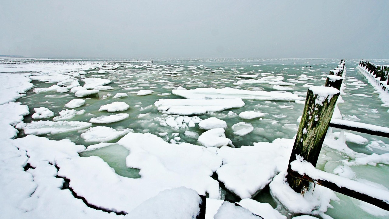 Sub disappears under Antarctic ice after finding structures no one can ...