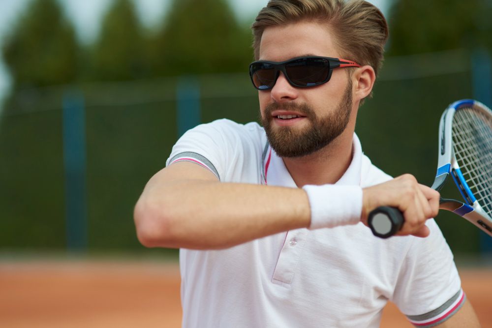 Apa bedanya kacamata padel dengan kacamata olahraga biasa? Simak ...