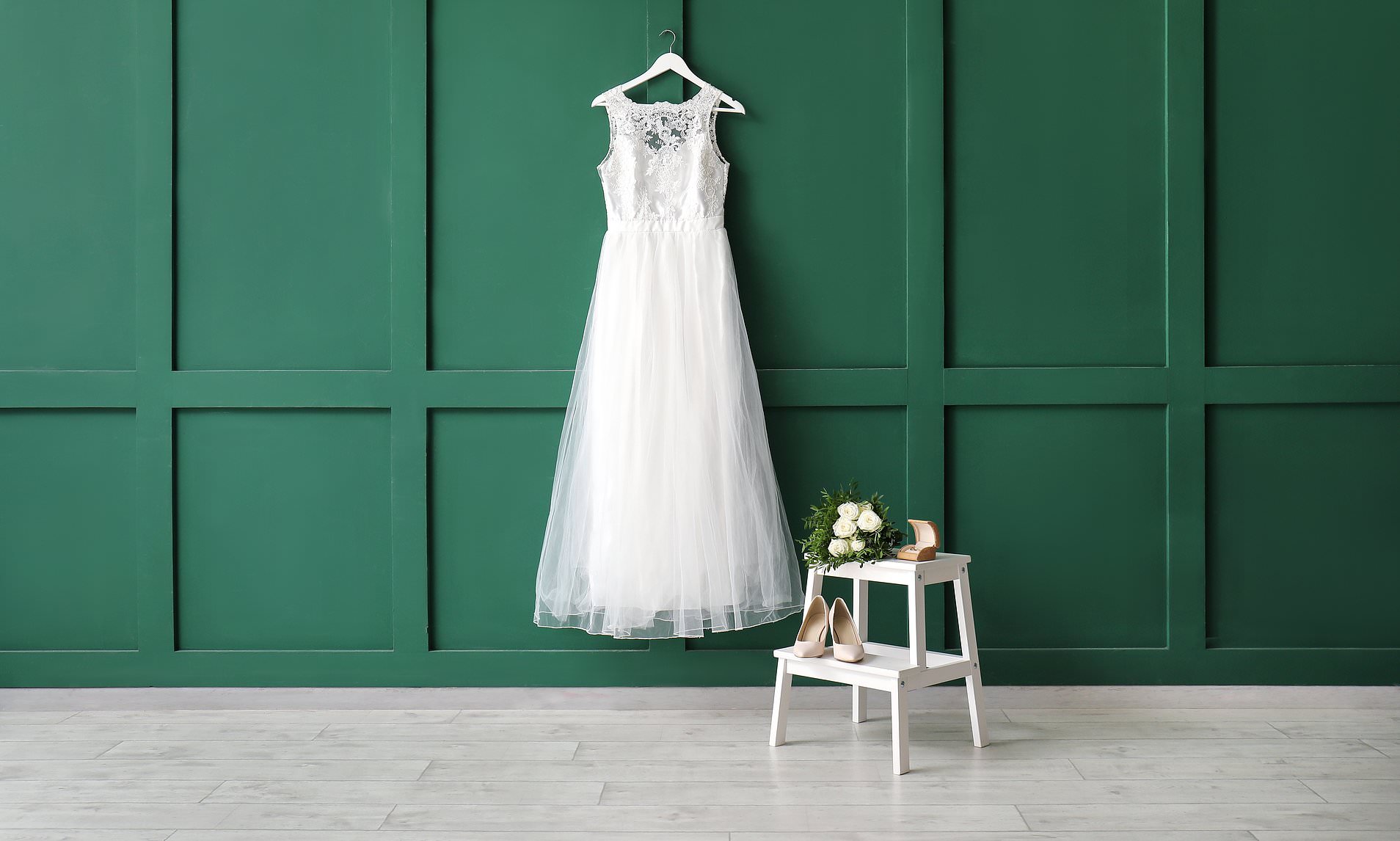 Bride books an entire seat for her wedding dress on Ryanair flight ...