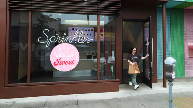 Worlds First Cupcake Only Bakery Exits US Shutting Down All Stores