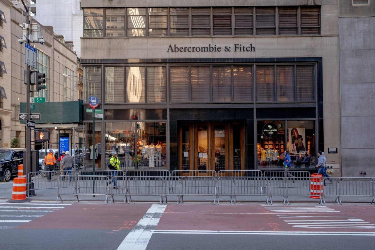 Abercrombie & Fitch stock plummets 20%. Wall Street expected more from ...