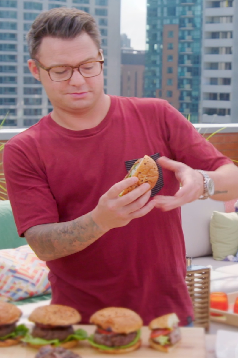 Hamburguesas rellenas de queso azul y mantequilla de ajo