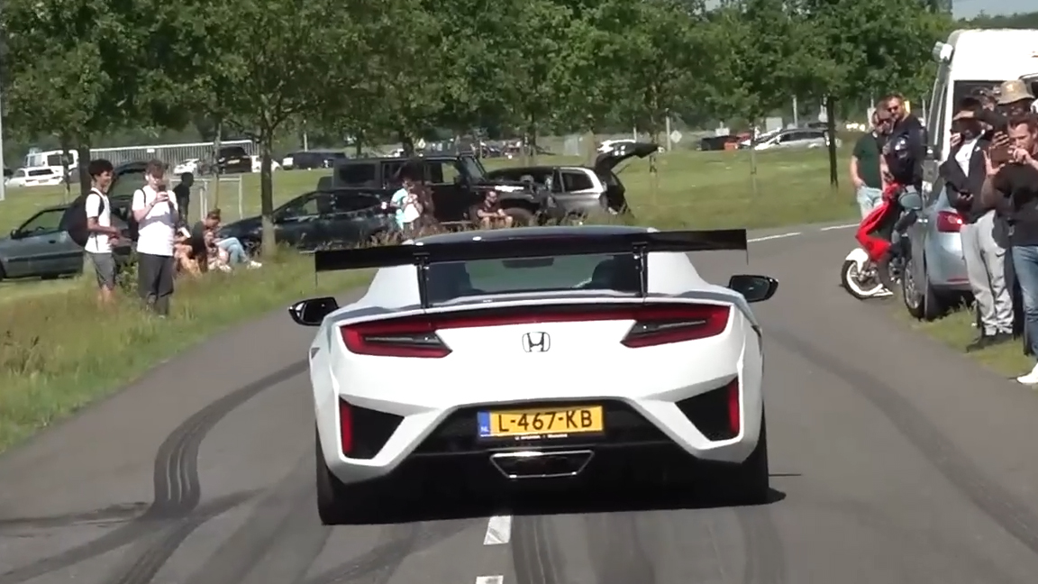 Honda NSX híbrido com aerofólio chama atenção