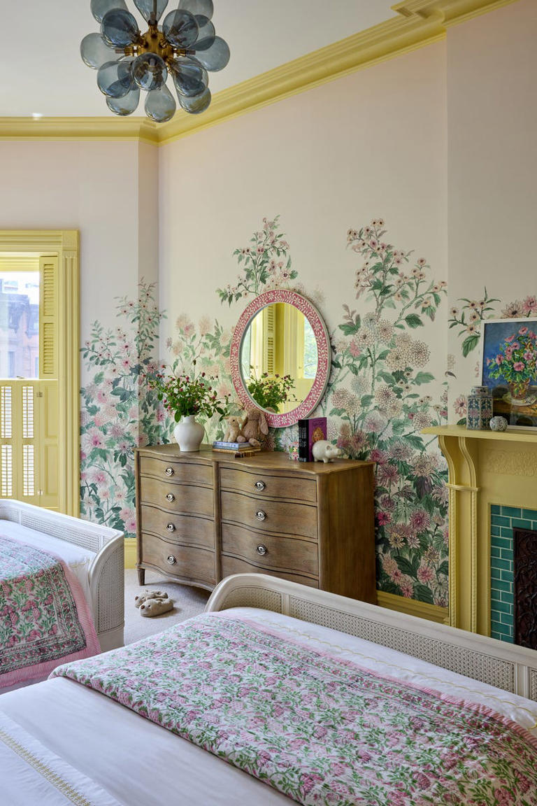 A custom mural brings verdant life to this 21-foot-wide Brooklyn brownstone