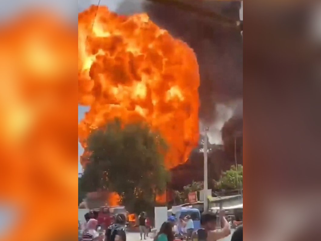 Gas cylinder explodes: Huge column of fire causes panic