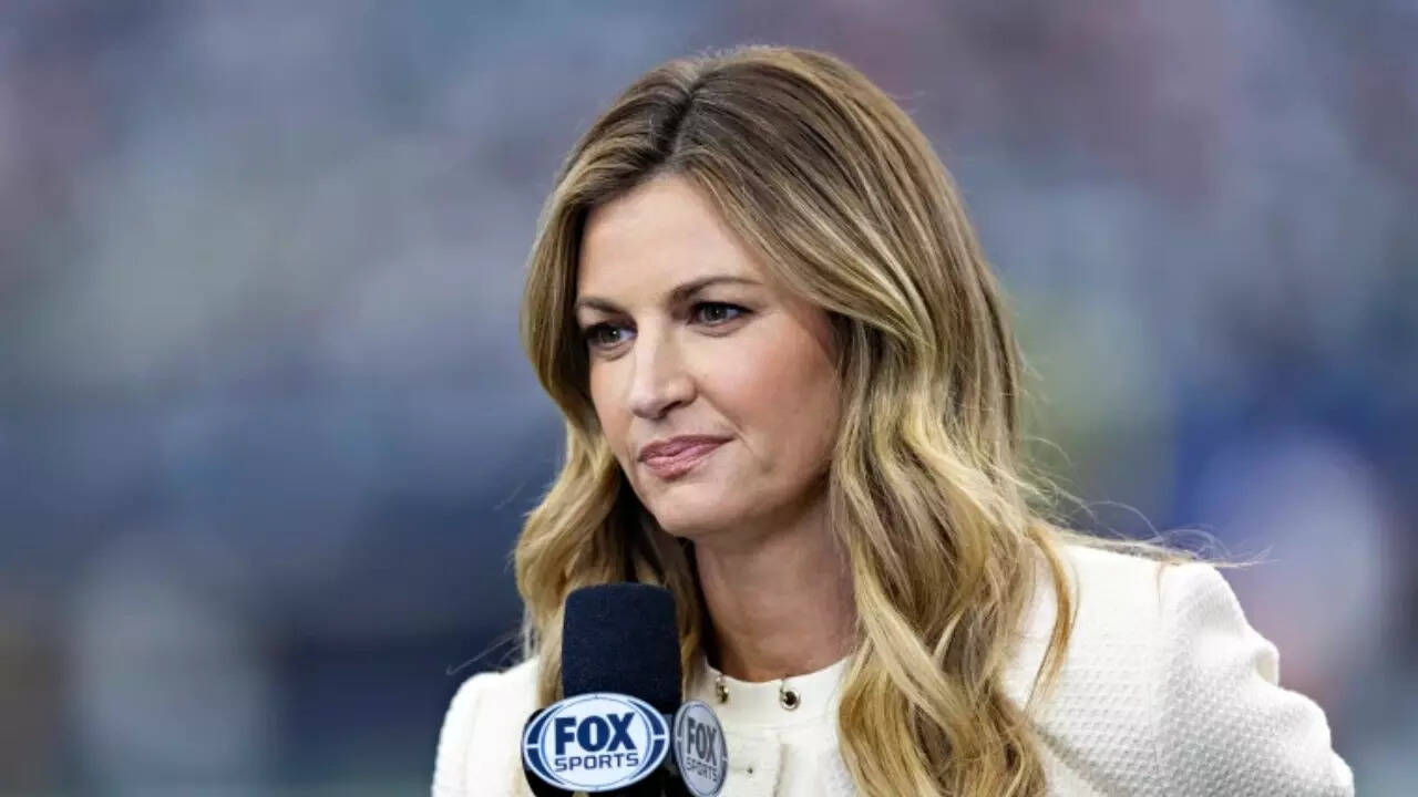 'Hide your puppies': Erin Andrews' NFL playoff coat goes viral for all ...