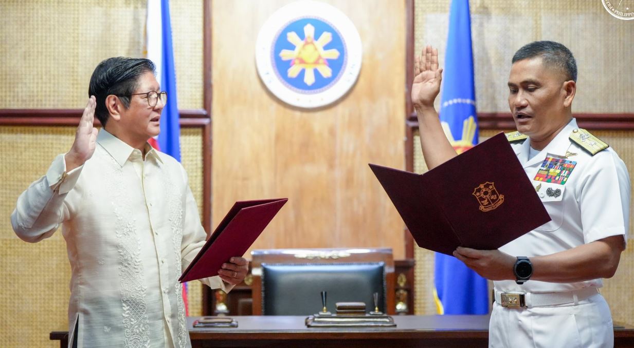 Marcos leads donning of rank to PSC commander