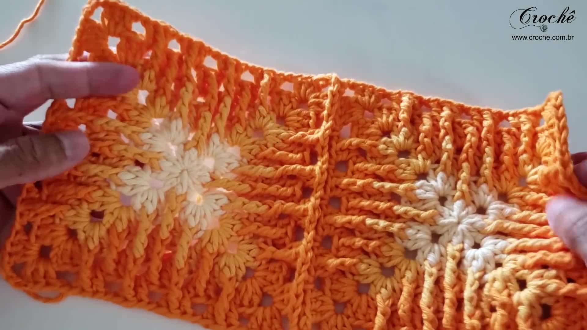 Tapete retangular com quadradinho em ponto relevo 1/2 - Tapete de crochê