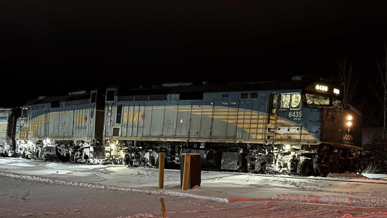 Un train de passagers percute deux remorques stationnées au Kamouraska