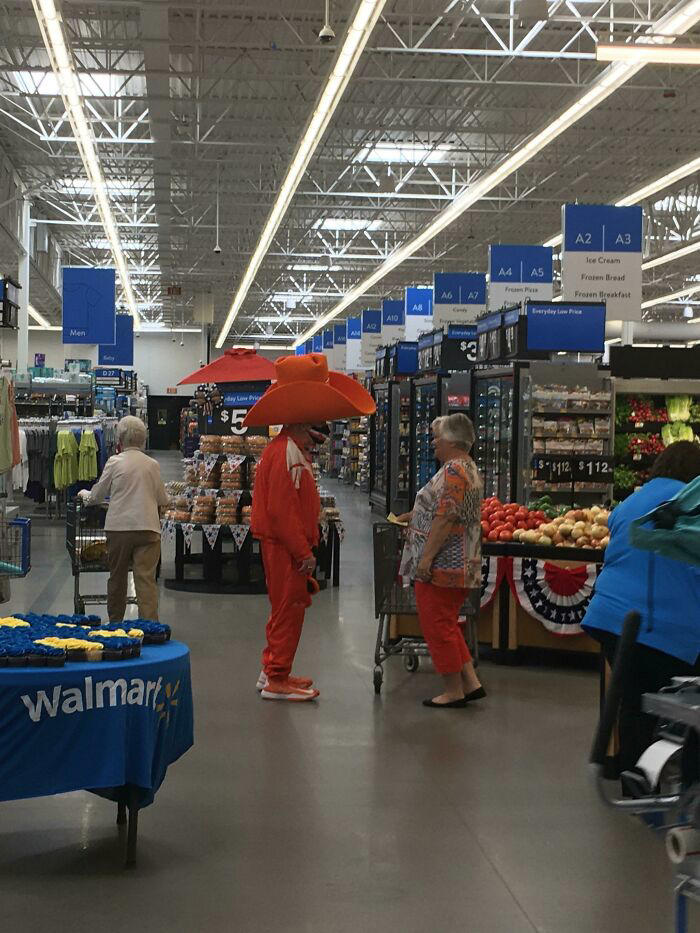 27 of the most chaotic things seen on “People of Walmart”