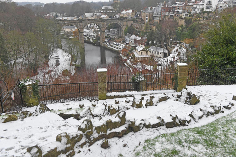 In pictures: 15 fantastic photos of people enjoying the first snowfall ...