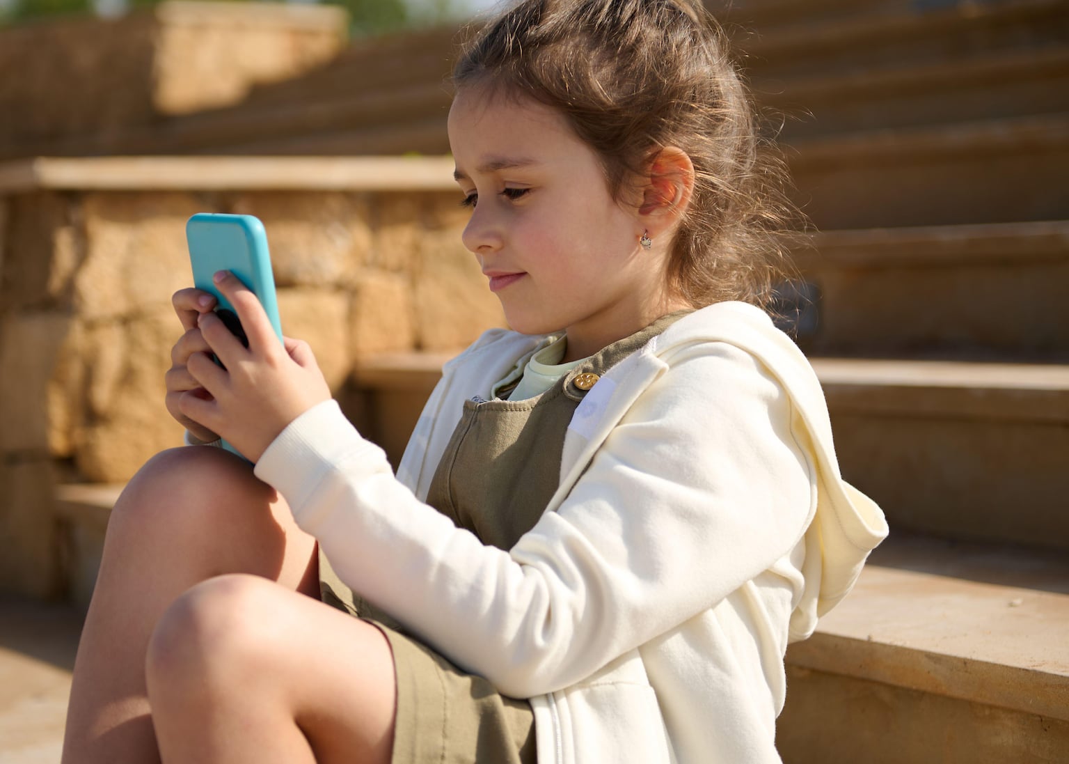 5 things too much screen time is doing to your child’s brain