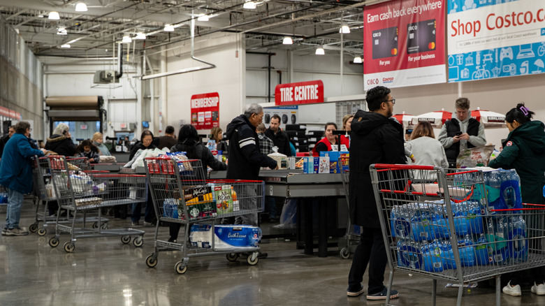 Does Costco accept cash for payment?