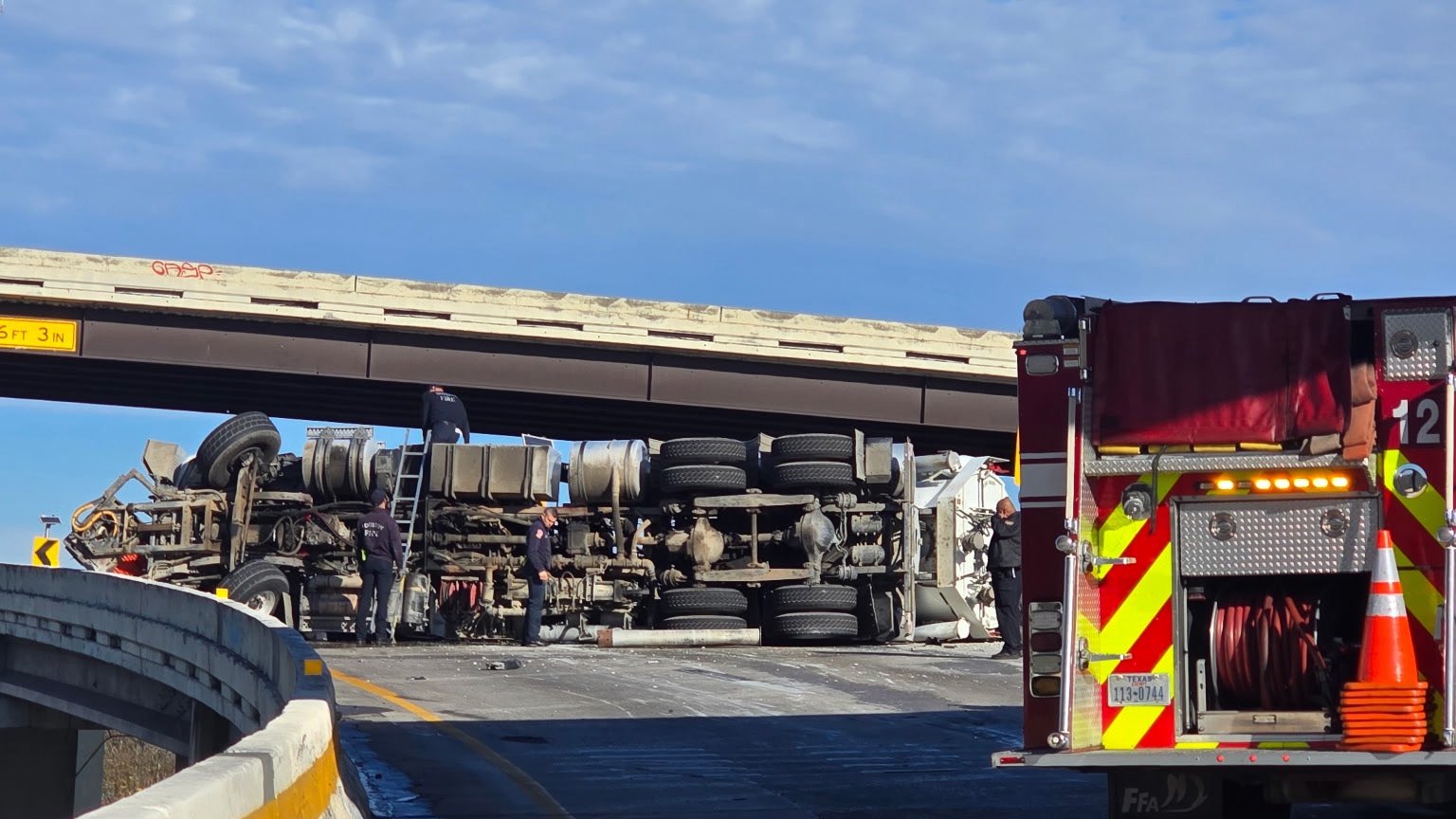 18-wheeler rollover crash shuts down NB Eastex Fwy ramp to 610 ...