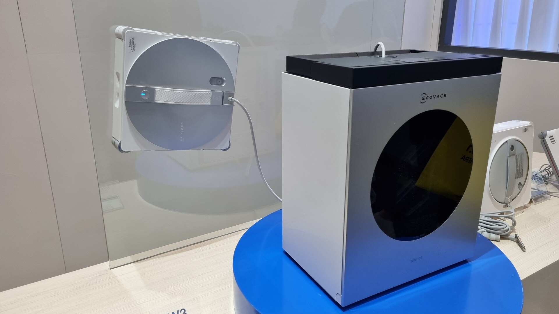 Ecovacs Winbot W3 Omni: Fensterputzroboter mit eigener Waschmaschine