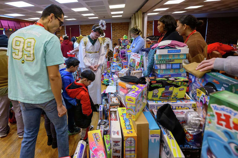 Photos: Families celebrate Three Kings Day in Albany