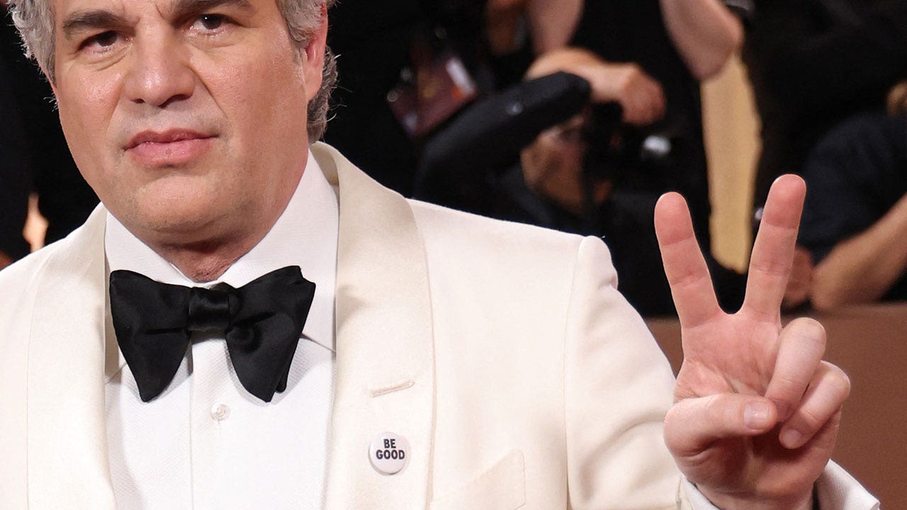 Bill Maher laughs at celebrities honoring Renee Good with pins at ...