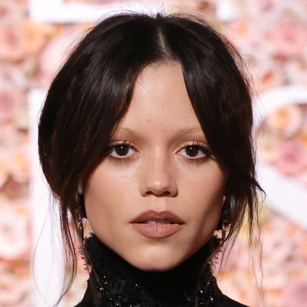 This face-sculpting bronzing stick quietly ruled the Golden Globes red ...