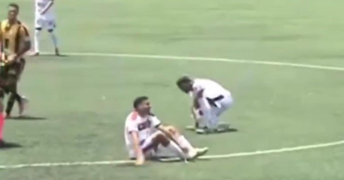 Polémica por el césped sintético que les quemaba los pies a los jugadores