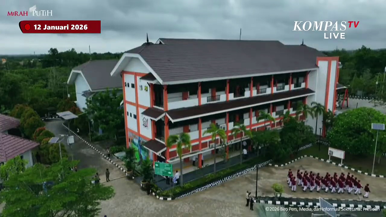 Momen Prabowo masuk kelas tinjau proses belajar siswa sekolah rakyat