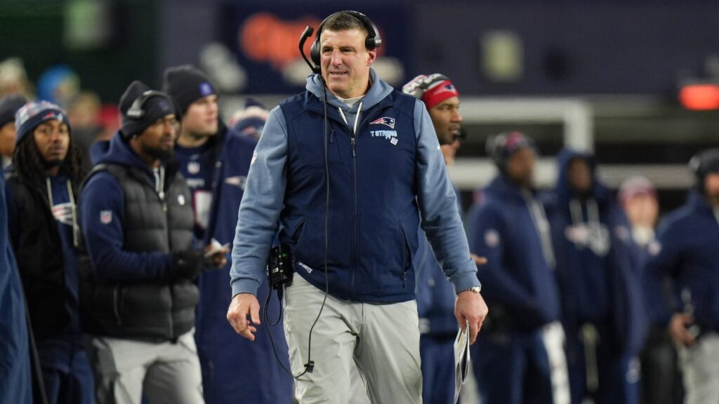 What Mike Vrabel told Patriots behind-the-scenes after beating Chargers