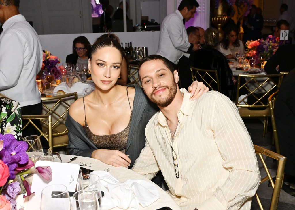 Pete Davidson & Elsie Hewitt are glowing on first parents' night out ...