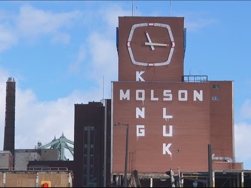 « Molson », « Kong » et « Sluk » : l’usine Molson vandalisée à Montréal