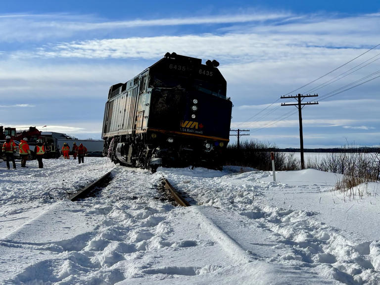 Un train de passagers percute deux remorques stationnées au Kamouraska