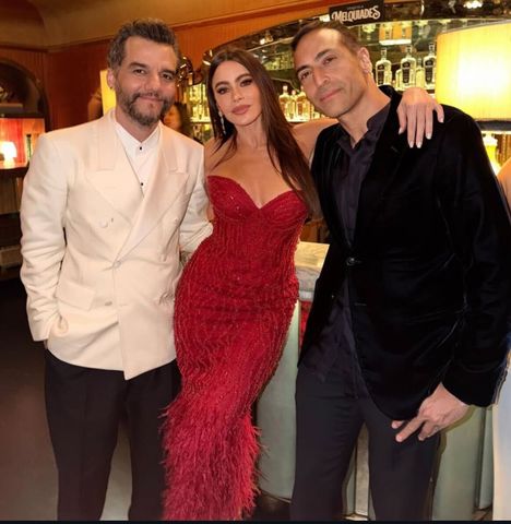 Sofia Vergara channels Jessica Rabbit in a red-hot plunging gown ...