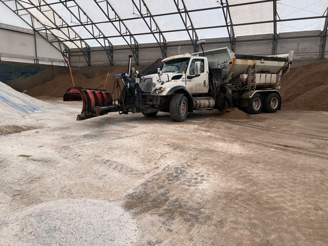 Road salt shortage forces Ontario cities to put different de-icing ...