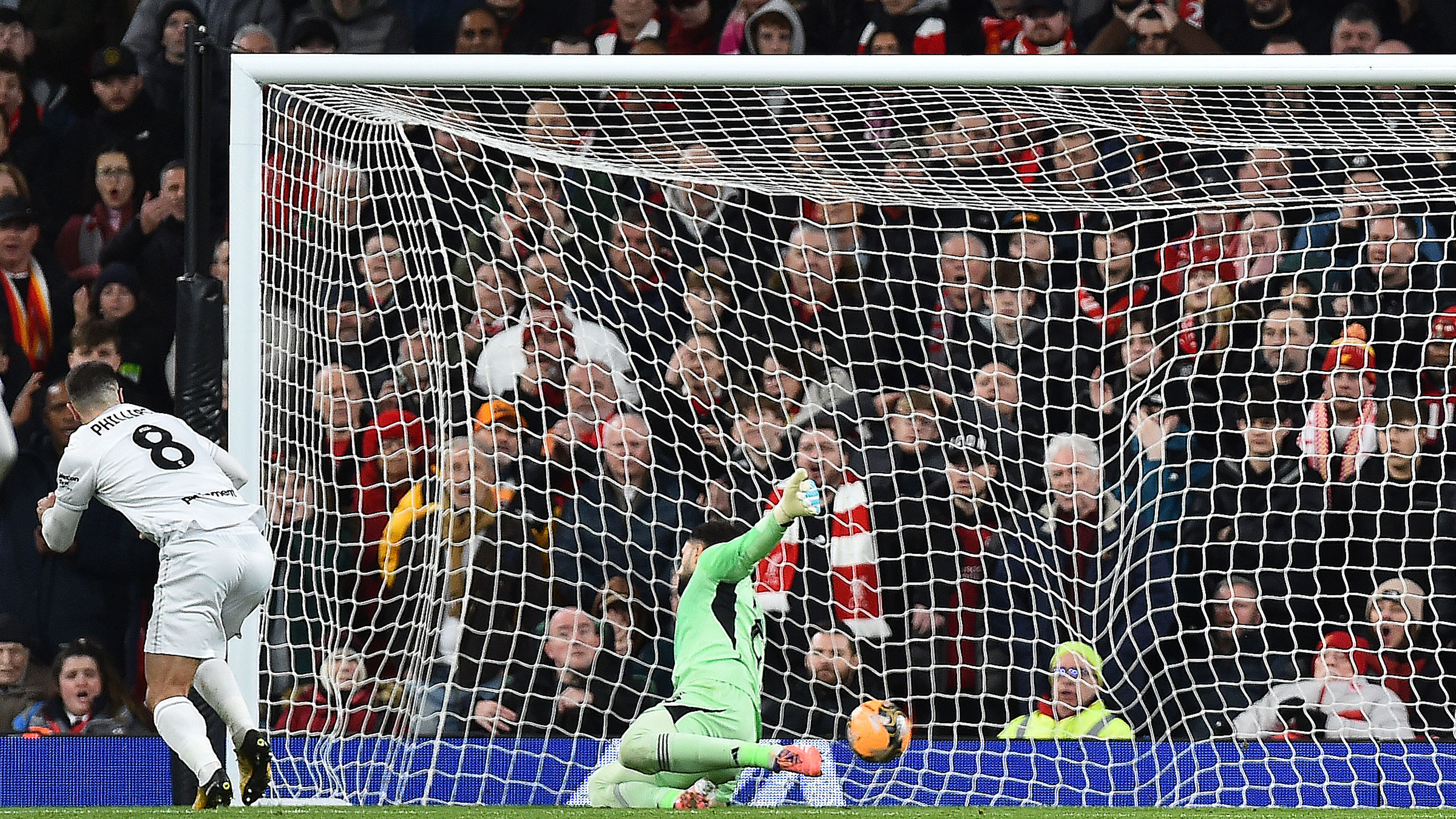 Beelden gaan wereld over: Szoboszlai geeft doelpunt weg met nooit ...