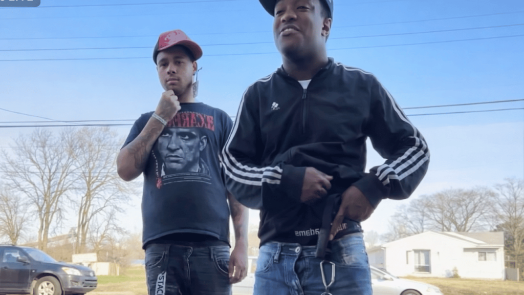 Livestream turns real fast after man flashes gun and police pull up ...