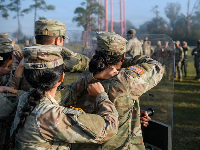 Pentagon reviewing effectiveness of women in combat roles