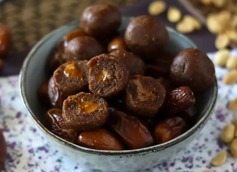 Energy balls aux dattes avec un cœur coulant au beurre de cacahuète