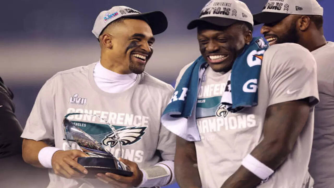 Fans wonder if it's over between Jalen Hurts and AJ Brown after his ...