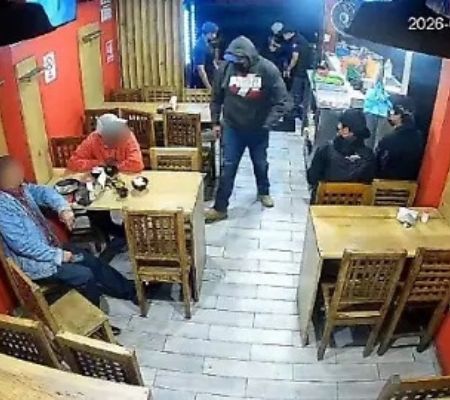 Asalto a taquería en Puebla deja un cliente muerto y otro herido (video)