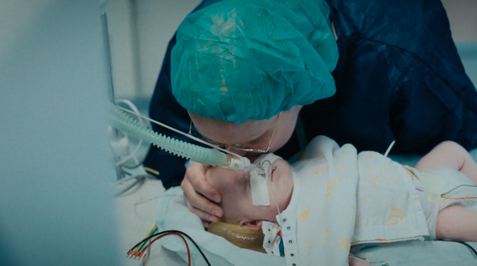 Pasgeboren baby Huub ondergaat cruciale operatie in het ...