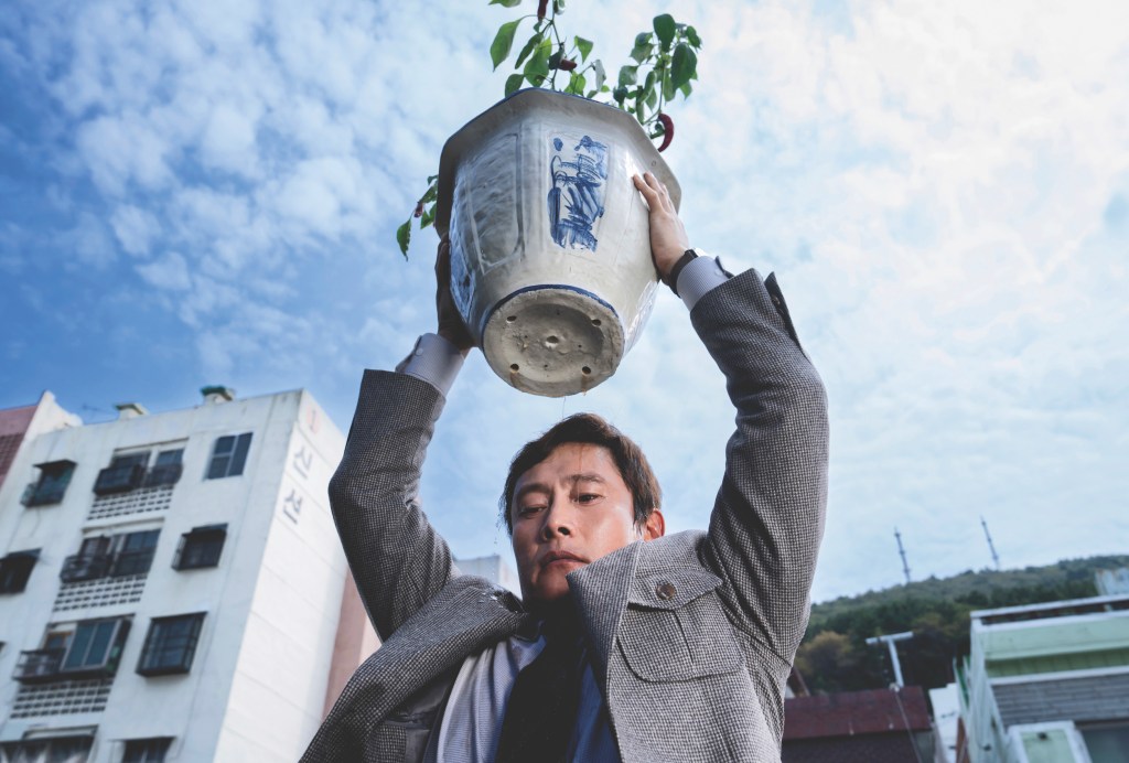 South Korean superstar Lee Byung-hun shows off his leading man charisma ...