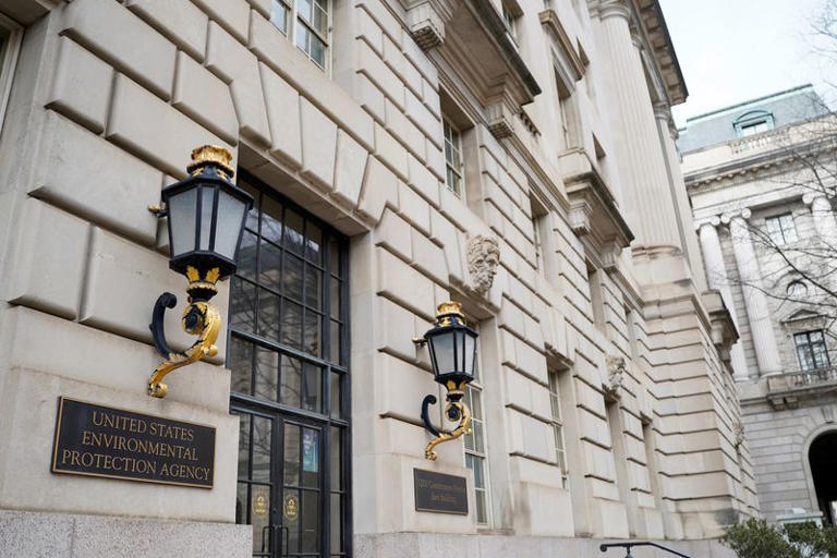 US oil lobby group backs repeal of climate rule for vehicles, not power ...